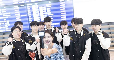 [포토] Lck 윤수빈 아나운서 젠지 화이팅