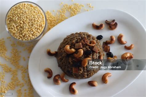 달콤한 퐁갈 흰 쌀과 노란 달 렌즈 콩과 재거리로 만든 인도의 달콤한 요리 버터 기름 튀김 캐슈넛과 코코넛 조각으로 장식 0명에 대한 스톡 사진 및 기타 이미지 Istock