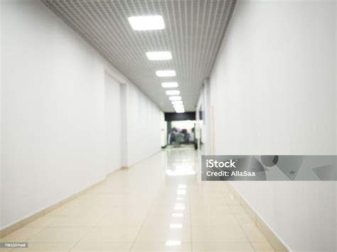 유리 벽 창에서 흐릿한 빛과 흰색 빈 방의 비즈니스 흐림 배경 사무실 건물 로비 홀 내부 가정의 방에 대한 스톡 사진 및 기타