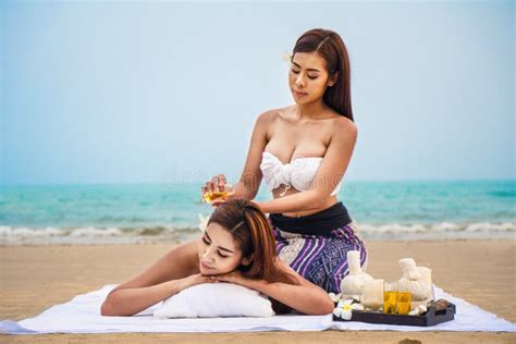 美好女性有由海边上油按摩治疗 库存照片 图片 包括有 爱好健美者 人们 现有量 女性 火箭筒 150945964