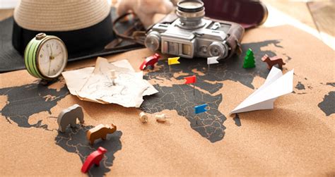 오래 된 카메라와 경로 지도 빈티지 사진에 계획 한다 여행 그리고 휴가입니다 공간 복사 가죽에 대한 스톡 사진 및 기타 이미지 Istock