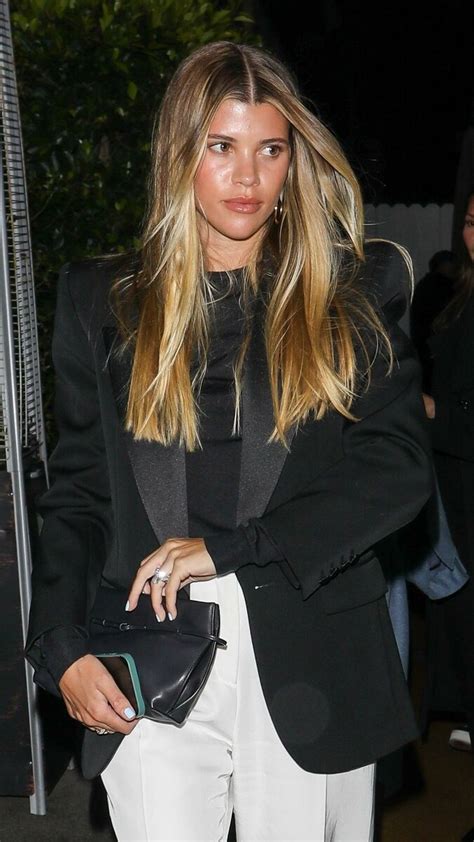 Выглядит дорого София Ричи в эффектном вечернем образе который вы сможете повторить Marie