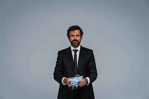 자연 검은 색과 회색 머리와 수염그의 손에 보호 마스크의 숫자를 들고 잘 생긴 사업가의 스튜디오 샷 40 49세에 대한 스톡 사진 및 기타 이미지 Istock