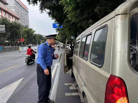 【城管环卫好“声音”】汽车抛锚路中央 “城管蓝”化身“大力士”车主车辆执法