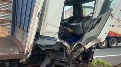Motorista Embriagado Perde Controle De Carreta E Tomba Na Interligação