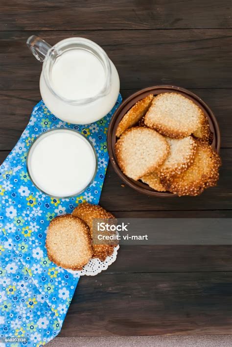 맛있는 쿠키와 우유 유리컵 On 전원주의 압살했다 배경기술 고요한 장면에 대한 스톡 사진 및 기타 이미지 고요한 장면 구도