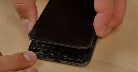 Iphone Xs拆解，同樣是l型電池，但與iphone X不太一樣