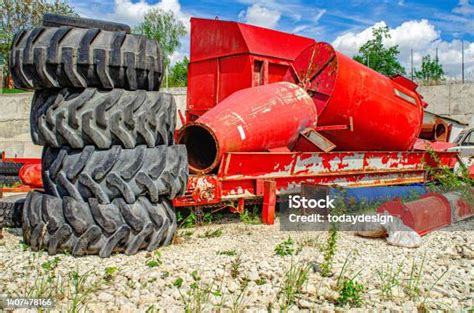 깨진 차량 근처의 오래된 타이어 더미에 마모 된 자동차 타이어 보안에 대한 스톡 사진 및 기타 이미지 보안 쓰레기 재활용 Istock