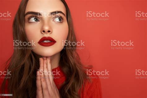 그녀의 얼굴 실내 가까이 함께 손을 잡고 아름 다운 여자의 자른 사진 개념에 대한 스톡 사진 및 기타 이미지 개념 귀여운