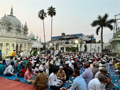 रमज़ान के पूरे महीने खानकाह नियाज़िया निज़ामिया में होता है आम अफ़्तार