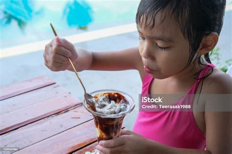 가족 여름 방학 동안 야외 수영장에서 아이스크림을 먹는 수영복에 젖은 어린 소녀 여름 라이프 스타일 개념 6 7 살에 대한 스톡 사진 및 기타 이미지 Istock