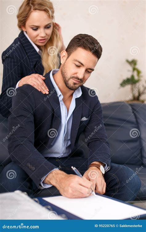 Empresaria Joven Que Seduce Al Hombre De Negocios Rico Imagen De