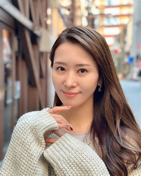 佐野真彩さんのインスタグラム写真 佐野真彩instagram 「久しぶりに髪を巻いてみました☺️ ネイルをしたので何とか写真に収めようと