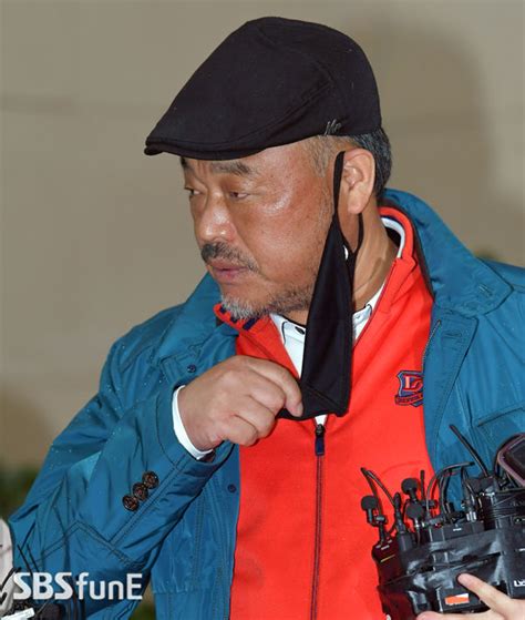 E포토 마스크를 벗고 이야기하는 김흥국