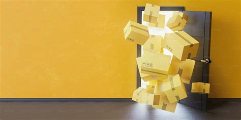 많은 배송 패키지가 카피 스페이스로 지저분하게 들어오면서 문을 엽니 다 3d 렌더링 사진 Unsplash의 황색 이미지