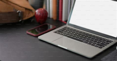 검은 테이블에 노트북 컴퓨터와 사무용품을 모의 올려 놓은 현대적인 작업 공간의 자른 샷 사진 Unsplash의 태국 이미지