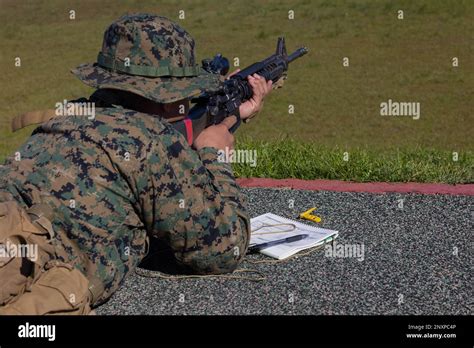 UN EE UU Recluta del Cuerpo de Infantería de Marina con la Compañía