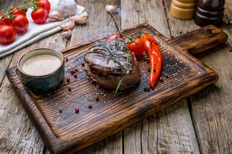 Filet Steak Panggang Mignon Di Papan Kayu Dengan Rosemary Foto Stok