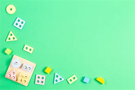 밝은 녹색 배경에 아이들을위한 나무 파스텔 색상 지오메트리 교육 장난감 교육 모양 색상 인식 퍼즐 스태커 유아 개발 퍼즐 장난감 0에 대한 스톡 사진 및 기타 이미지