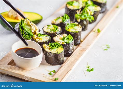 Rollos De Sushi Del Verde Del Vegano Con El Aguacate Los Brotes El