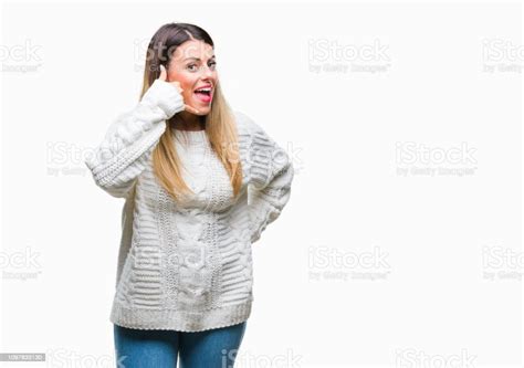 하 고 웃 고 고립 된 배경 위에 아름 다운 젊은 여자 캐주얼 흰색 스웨터 손을와 같은 전화에 손가락 제스처를 전화 통신 개념