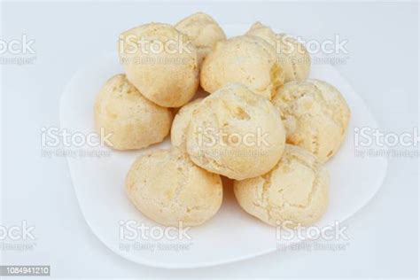 브라질 아침 식사 치즈 빵 흰색 테이블에 접시에 제공 됩니다 0명에 대한 스톡 사진 및 기타 이미지 Istock