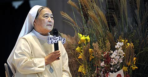 시 낭송하는 이해인 수녀