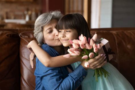 910 Abuela Y Madre Besando A La Hija Fotografías De Stock Fotos E