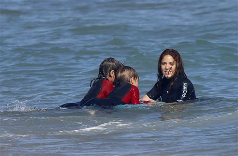 Adiós cuarentena Captan a Shakira con sus hijos en playa de Barcelona EstiloDF