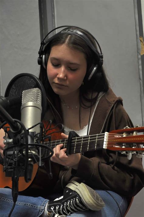 Video Talentirana Maja Bračič Izdala Svoj Prvi Videospot Bosa Pojdiva