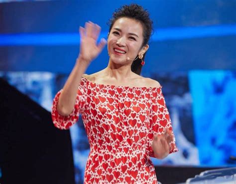 她是央視美女主持人，低調嫁給神秘老公，如今51歲被丈夫寵成公主 資訊咖