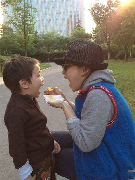 梅婷晒与侄子合照祝其中考加油！侄子短发干练脸庞青涩又帅气姑姑大气社交