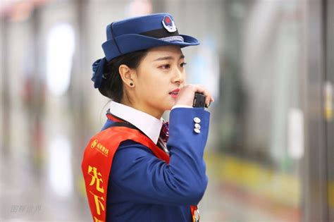 杭州地铁女神成网红 男网友留言：有事没事坐地铁看美女去