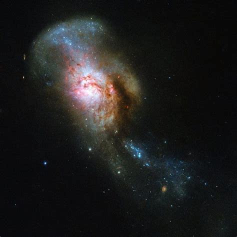 Hubble Capta Imagens Incríveis De Colisões De Galáxias
