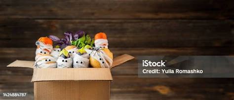 할로윈 배경 나무 배경에 상자에 의료 붕대에 눈을 가진 소름 야채 음식 배달 개념 신선한 채소가 있는 상자 할로윈 음식 배너 공간을 복사합니다 10월에 대한 스톡 사진 및