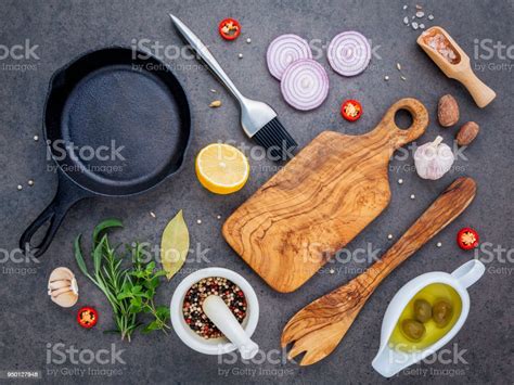 어두운 돌 배경에 빈 오래 된 무 쇠 Skille 스테이크 개념 복사 공간을 만들기 위한 재료입니다 각종 허브와 양념 로즈마리