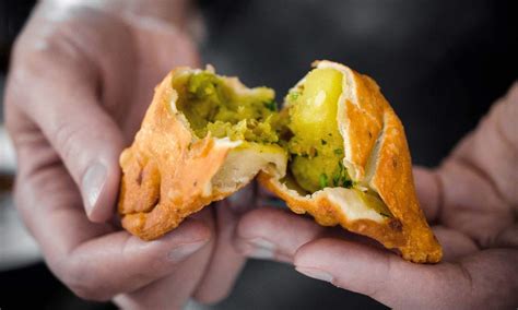 ஹோட்டல் ஸ்டைலில் உருளைக்கிழங்கு சமோசா செய்யலாம் வாங்க Potato Samosa