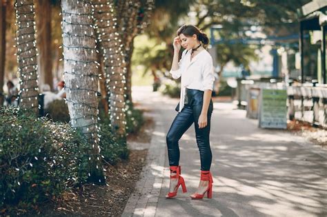 Hermosa Chica En La Calle Foto Gratis