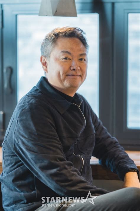 포즈 취하는 카지노 강윤성 감독 ★포토 스포탈코리아