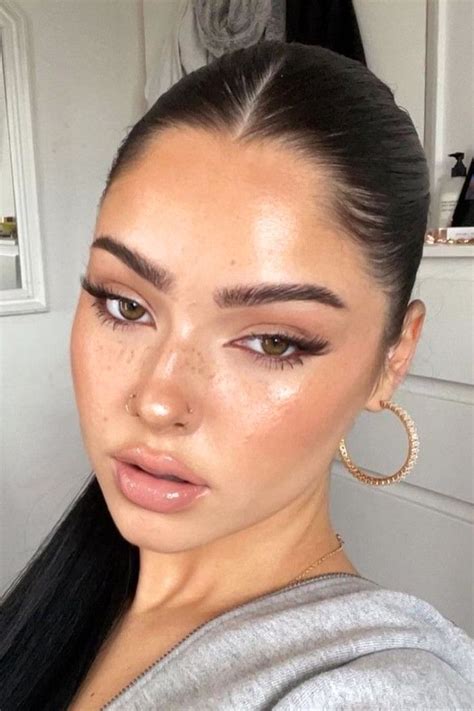 What Is A Clean Girl Look How To Get It Makeup Routine Glamour