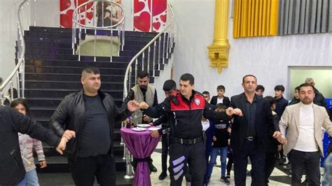 Batman da yunus ekipleri katıldıkları düğünde halay çekti