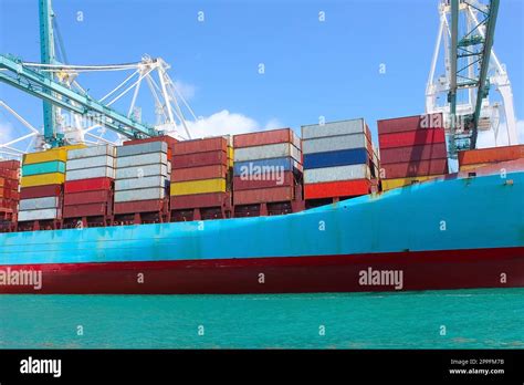 Buque Portacontenedores En Port Miami Uno De Los Puertos De Carga Más