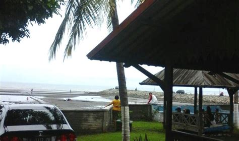 Mengunjungi Pantai Pasir Putih Situbondo Pilih Penginapan Ini