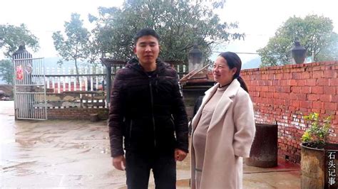 媳妇怀孕10个月了，今天终于有了反应，农村小伙赶紧送她去医院社会民生好看视频