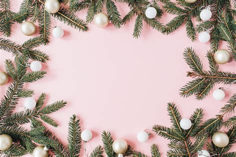 크리스마스 새해 휴일 구성 빈 복사 공간 전나무 바늘 가지 분홍색 배경에 크리스마스 Baubles와 프레임을 모의 플랫 레이 탑
