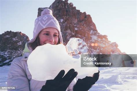 태양에 얼음 블록을 가진 여자를 여행 겨울 관광 러시아 바이칼 호수 겨울에 대한 스톡 사진 및 기타 이미지 겨울 관광 관광객 Istock