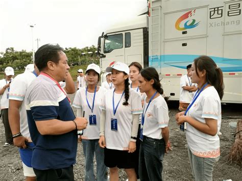 “志愿红”点亮西昌城 这个火把节有欢乐更有“温情”服务活动游客