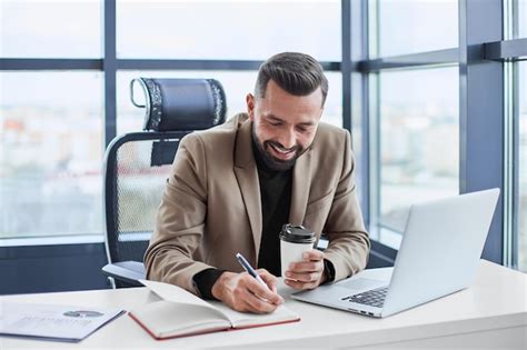 Empresario Analizando Un Documento Financiero De Cerca Foto Premium