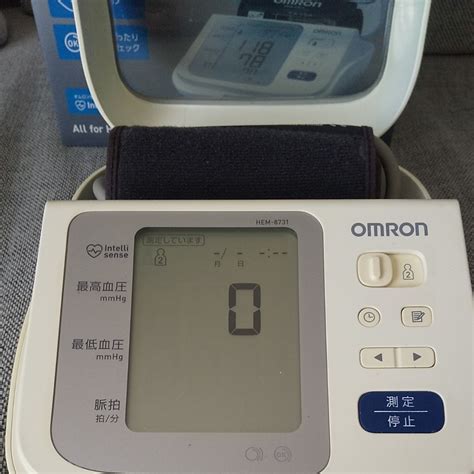 本日のみ価格 オムロン上腕式血圧計 自動血圧計 Hem 8731｜paypayフリマ