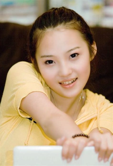一個拿著筆記本愛學習的清秀萌姑娘 每日頭條